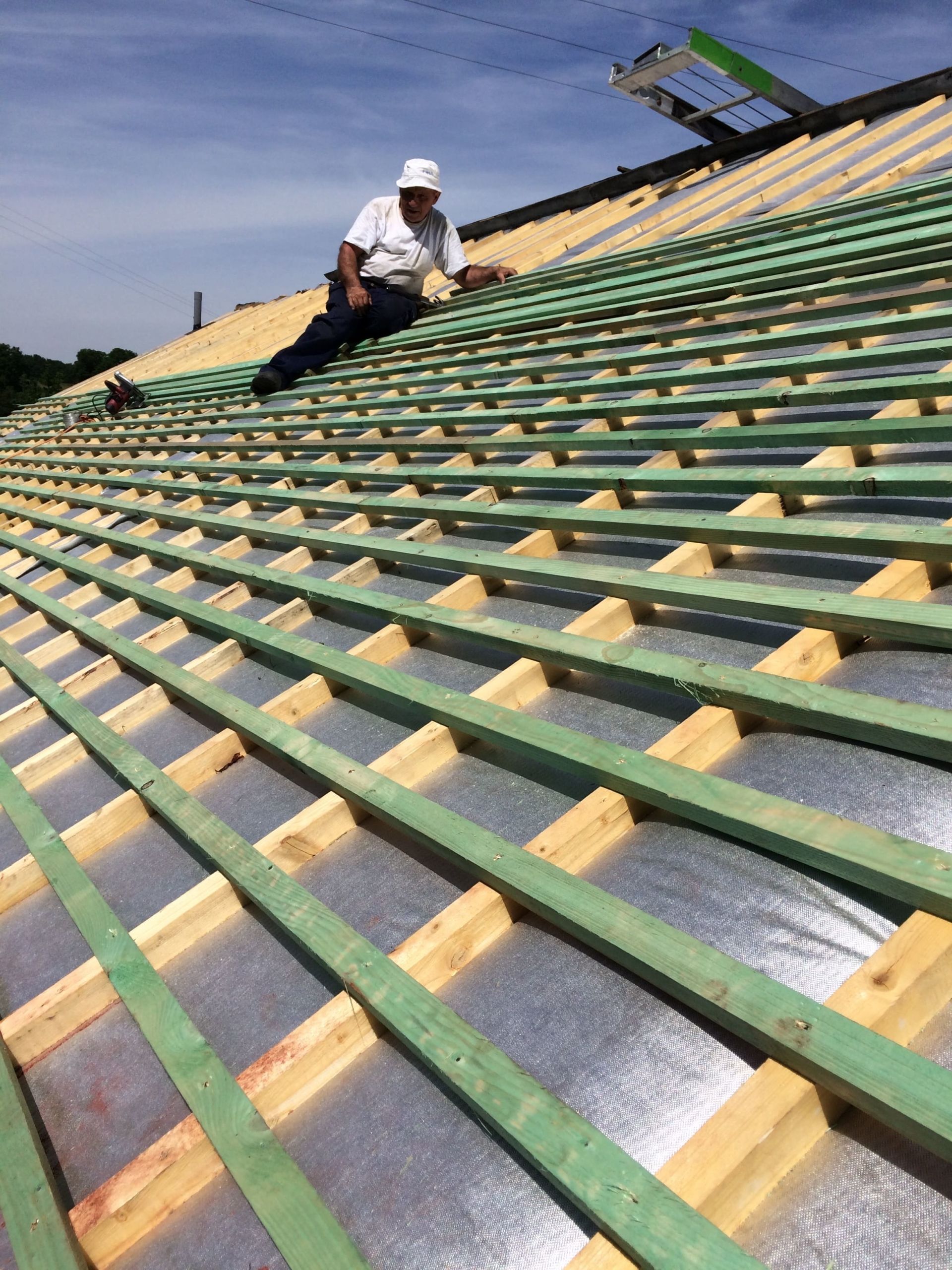 ALUTHERMO ROOFREFLEX INSULATION ON THE ROOF FROM THE EXTERIOR | Aluthermo